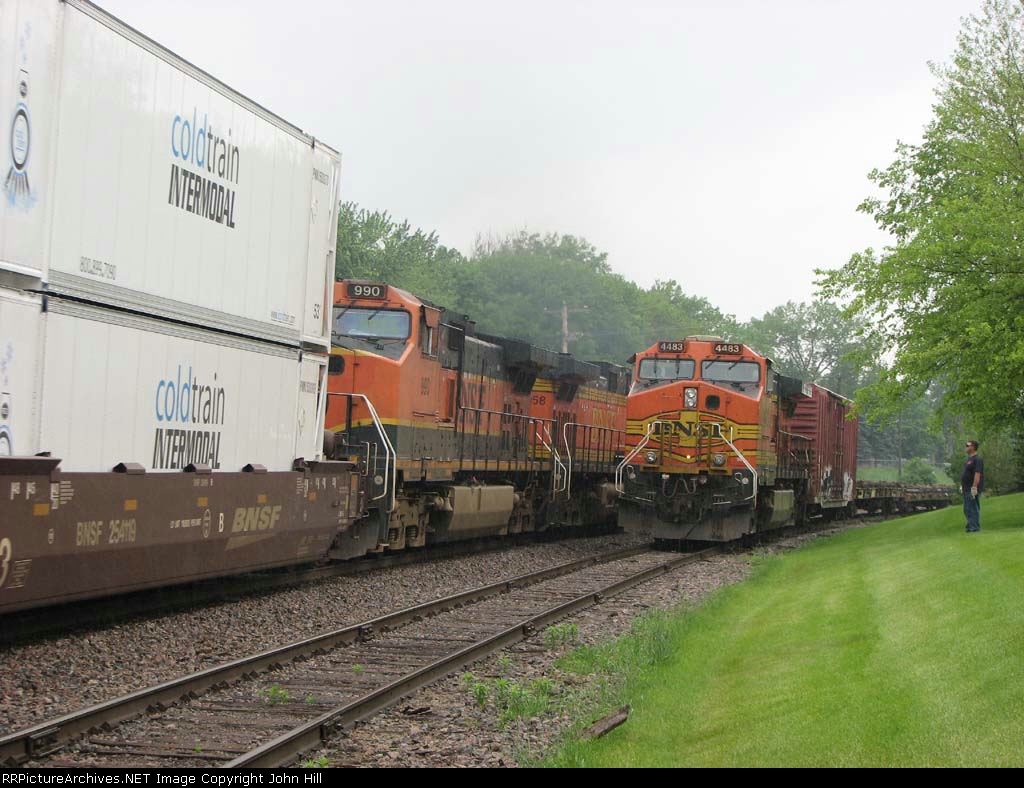 100611012 Westbound BNSF intermodal (Stack|, TOFC, COFC) meets eastbound BNSF Bare Table pipe ...